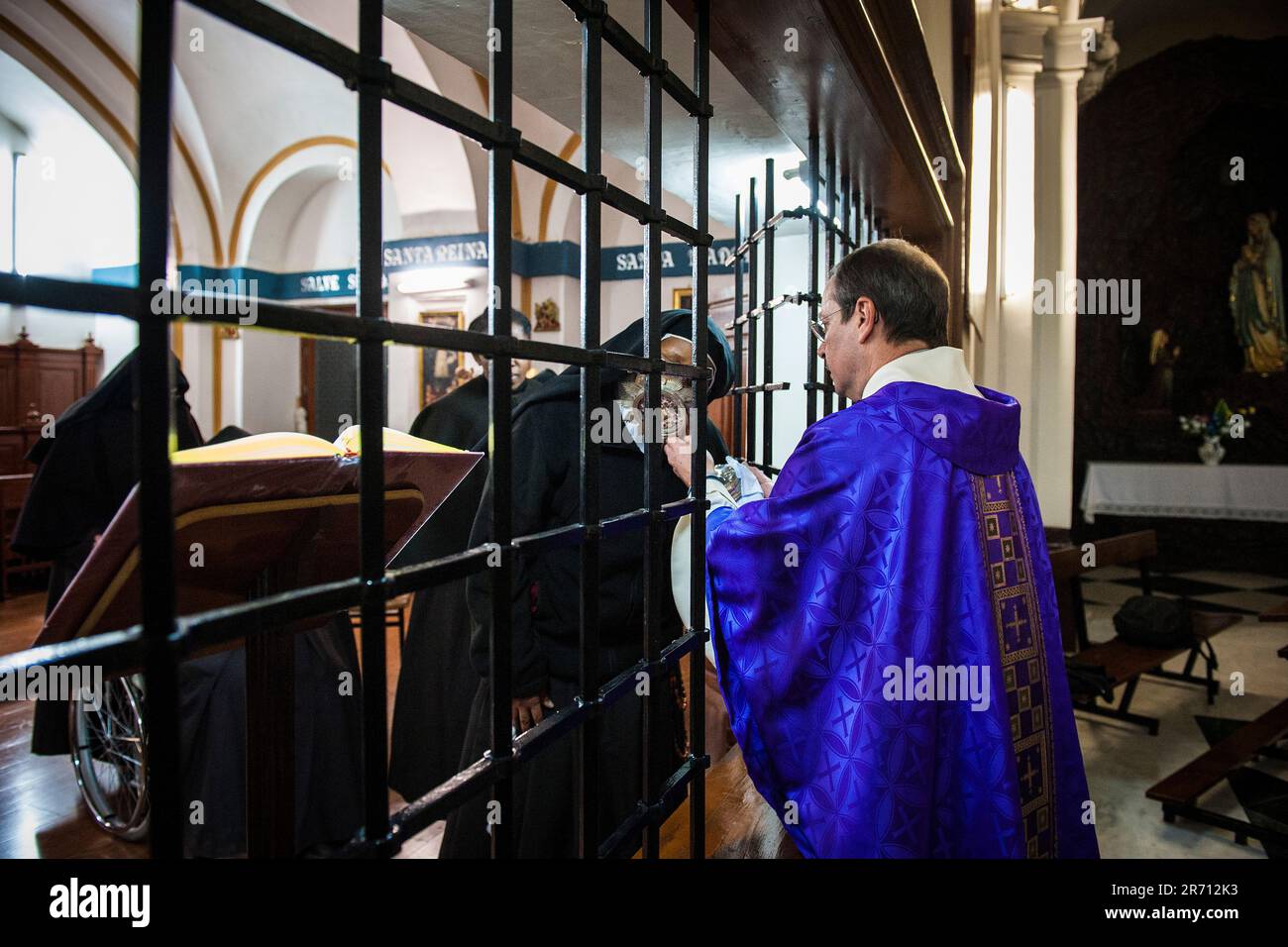 Cloistered nuns hi-res stock photography and images - Alamy