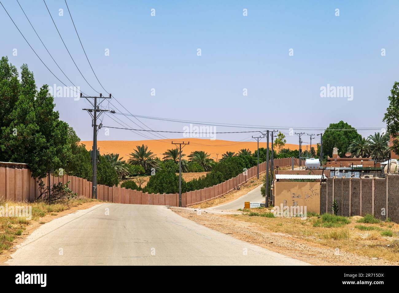 Desert Road - Red Dunes - views Stock Photo - Alamy