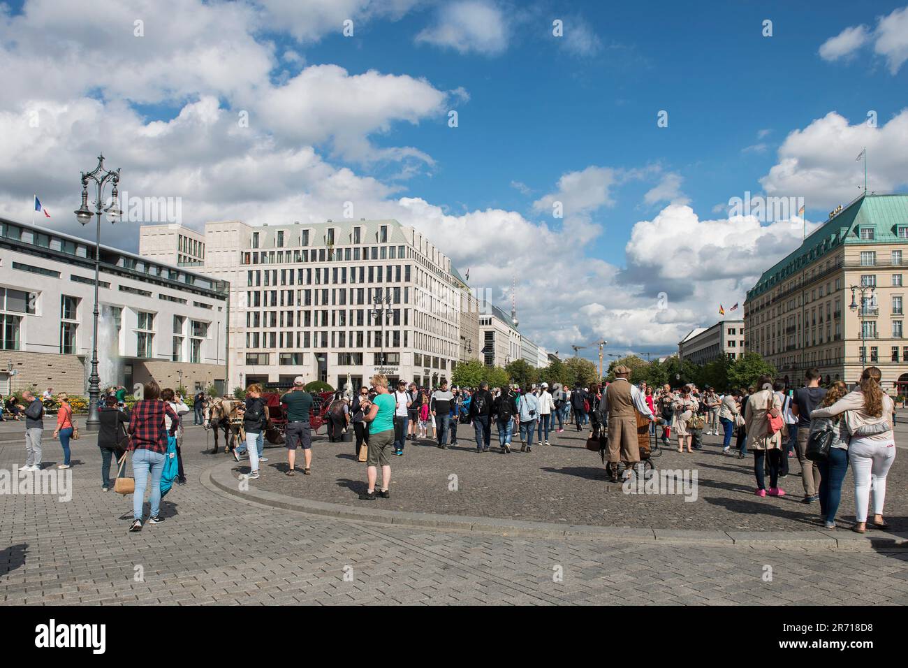 Pariser platz square hi-res stock photography and images - Alamy