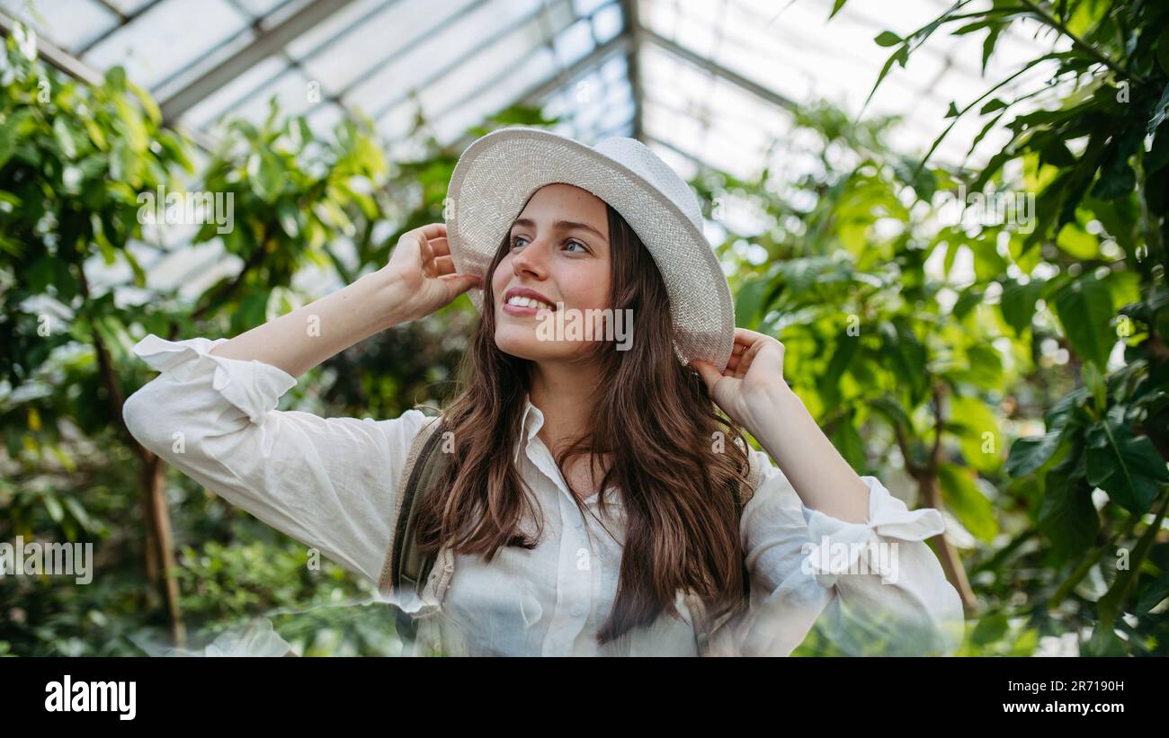 Portrait of beautiful woman in botanical garden Stock Photo - Alamy