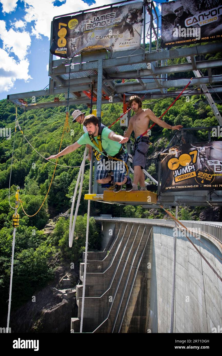 Bungee jump verzasca dam switzerland hi-res stock photography and ...