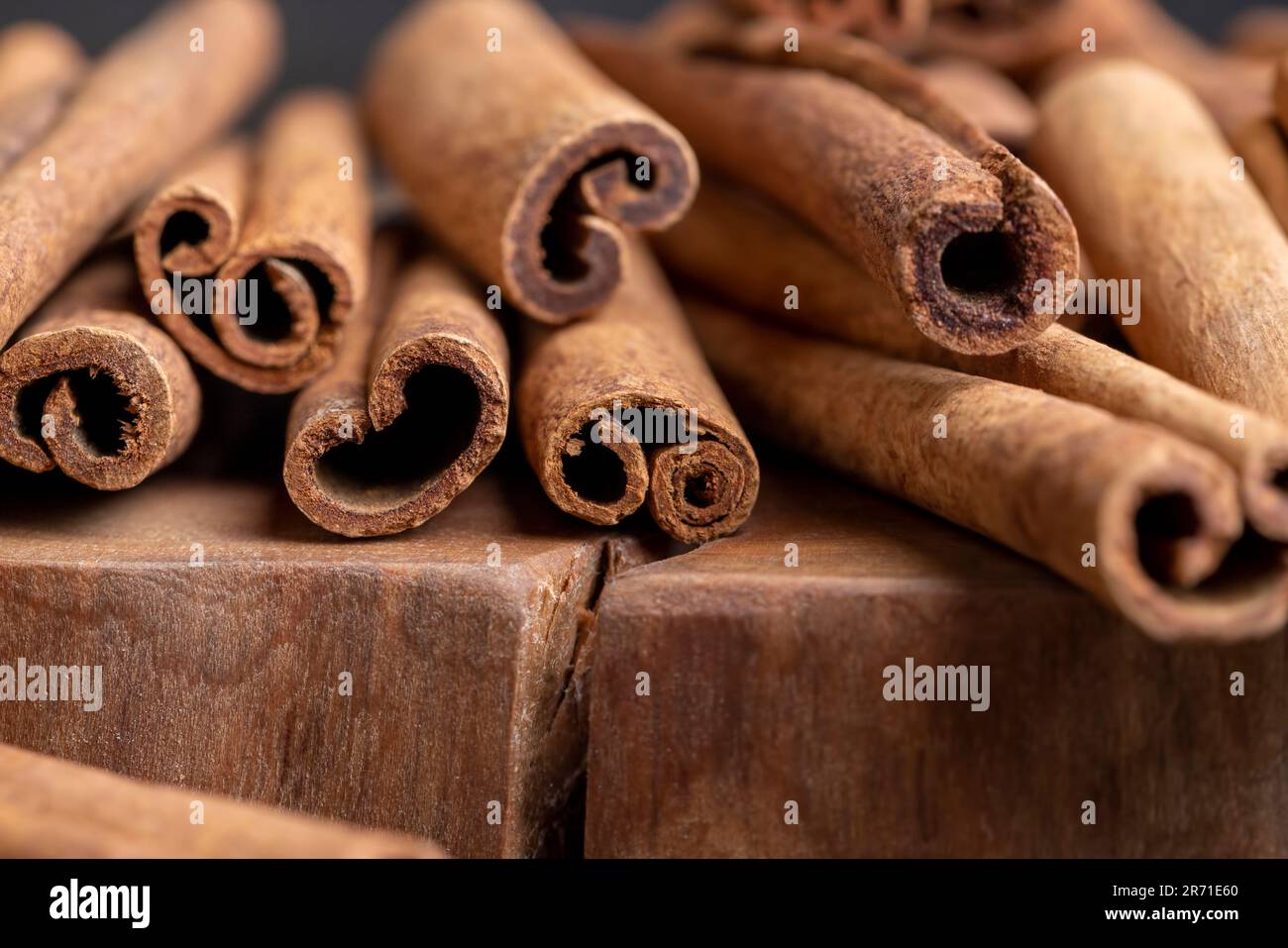 Whole dried cinnamon for baking, heaped fragrant cinnamon spice Stock ...