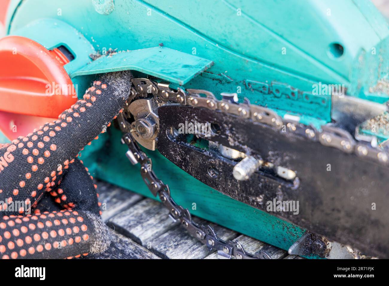 Changing the chain on an electric chainsaw Stock Photo - Alamy
