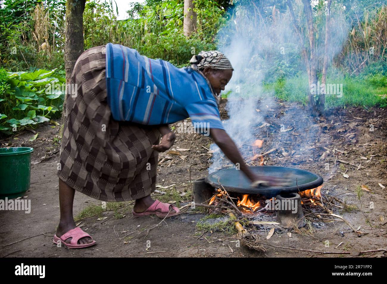 Ethiopian cooking hi-res stock photography and images - Alamy