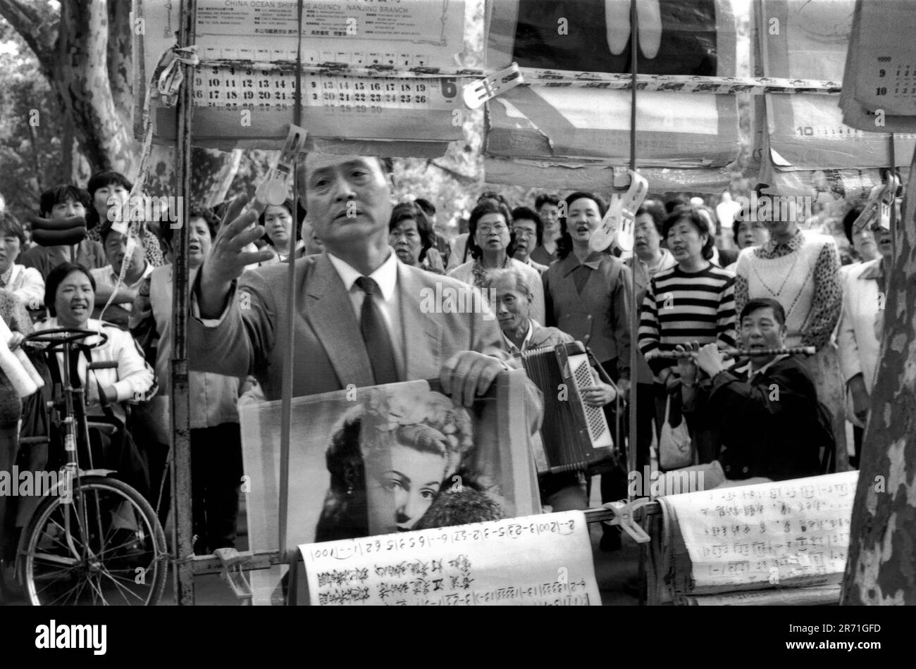 Chinese people sing in hi-res stock photography and images - Alamy