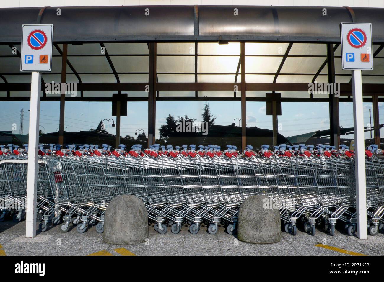 Trade carts hi-res stock photography and images - Alamy