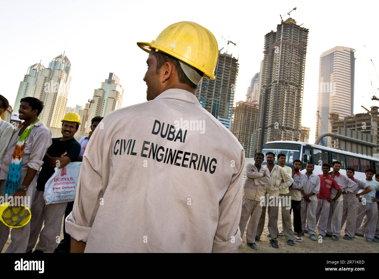 Bengali workers working at the construction of the new dubai media city ...