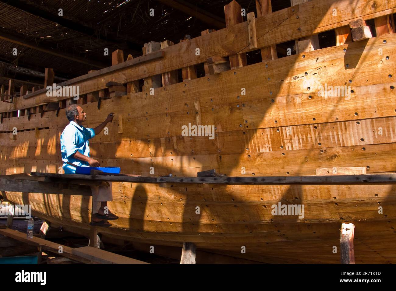 Oman sur dhow shipyard hi-res stock photography and images - Alamy