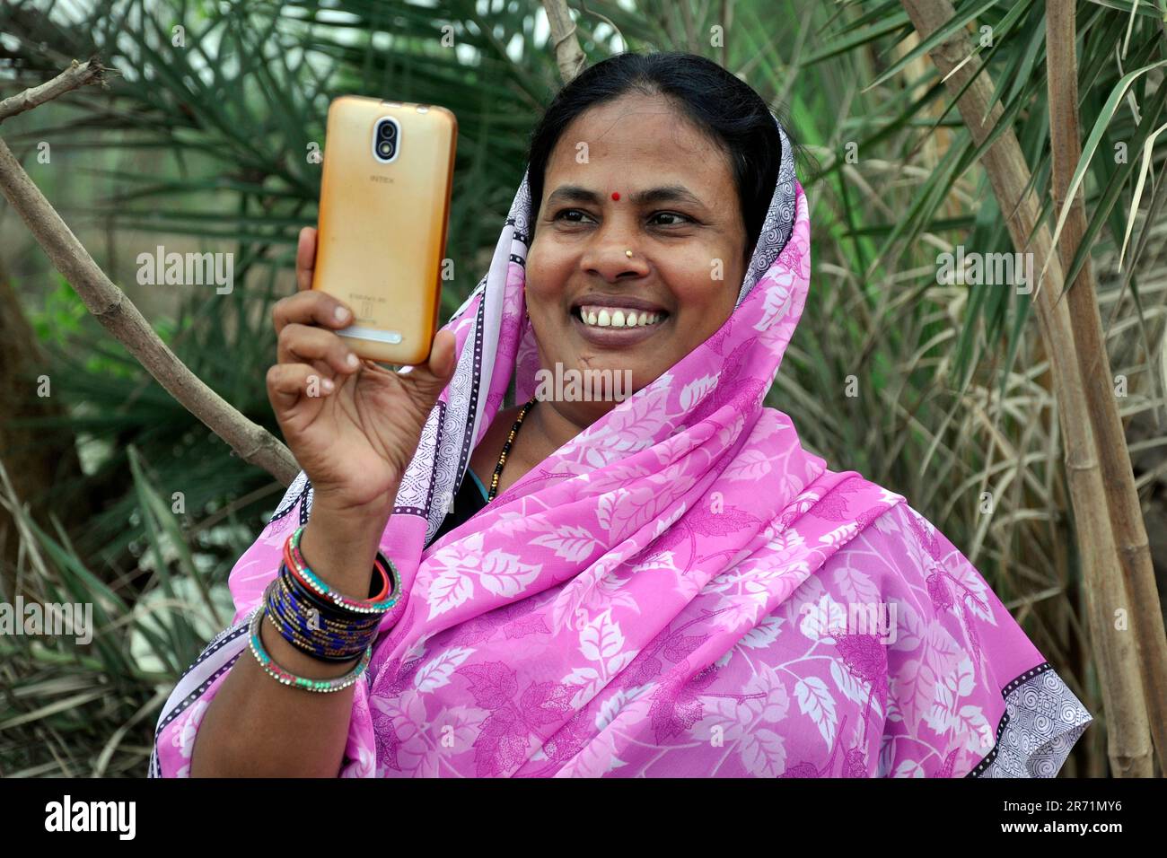 People smartphone india hi-res stock photography and images - Alamy