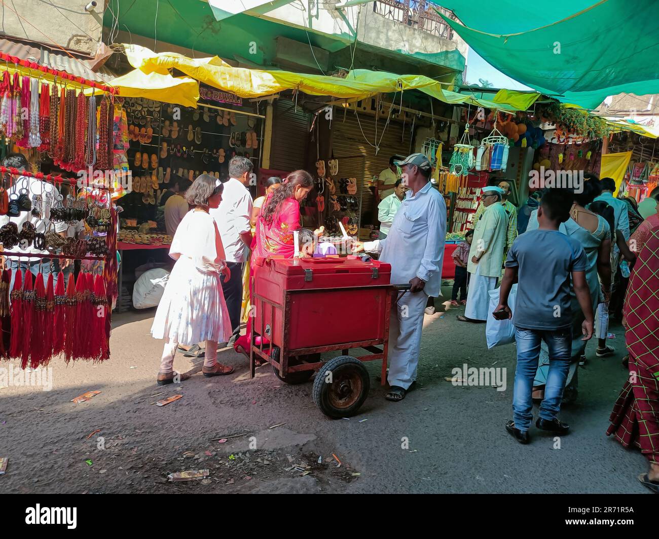 A bustling market in India is alive with activity Stock Photo - Alamy
