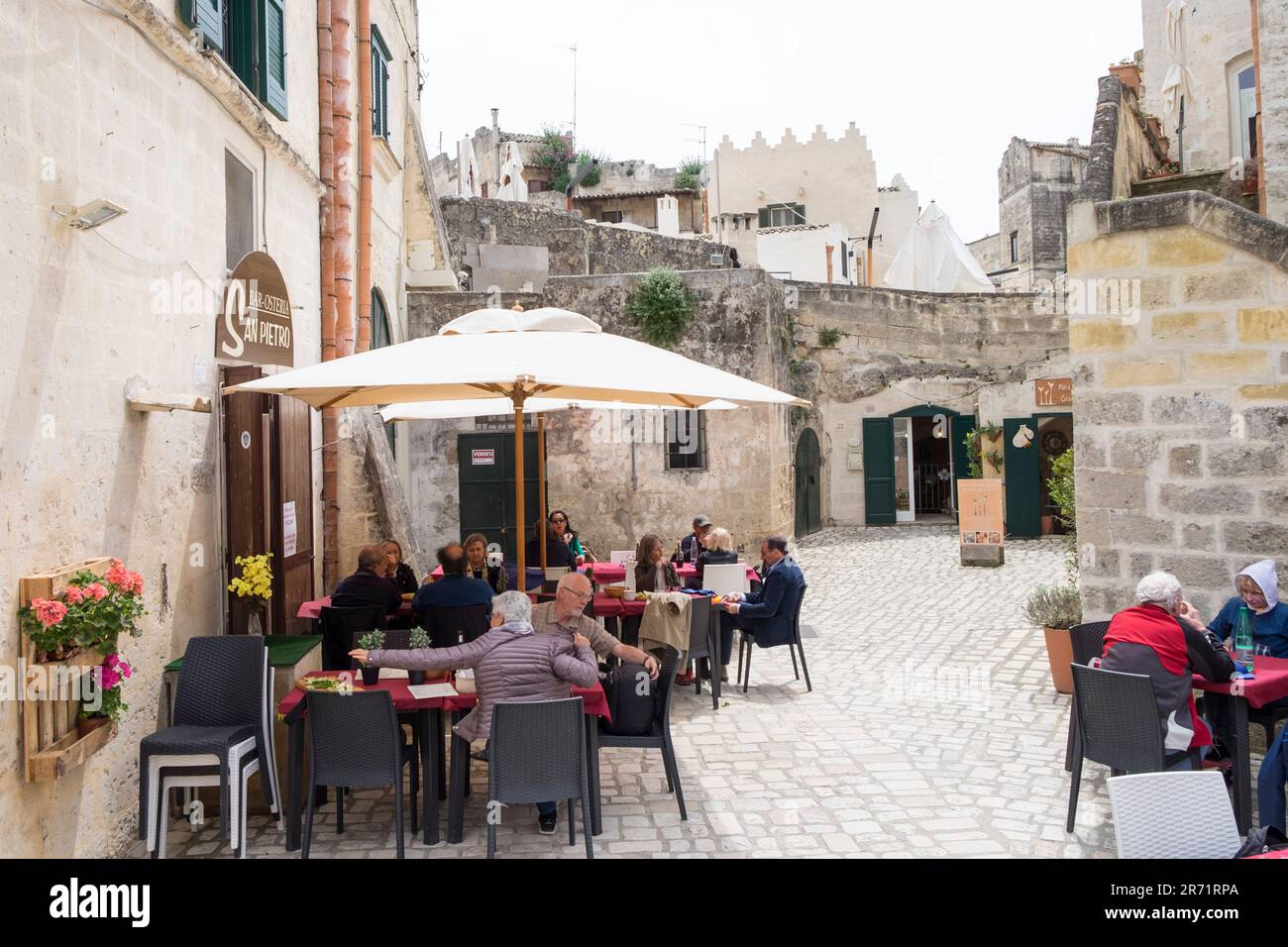 Open air local restaurant hi-res stock photography and images - Alamy