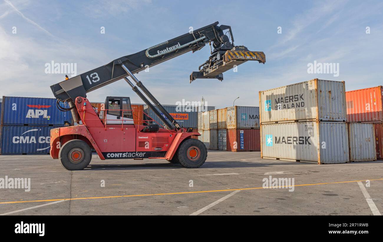 Reach stacker hi-res stock photography and images - Alamy