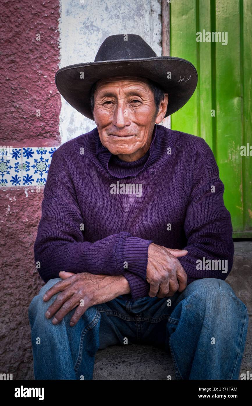 Peruvians peruvian people men hi-res stock photography and images - Alamy
