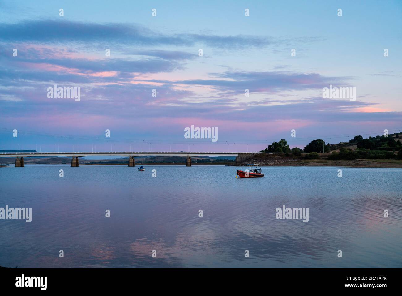 Spectacular sunset boats in sea hi-res stock photography and images - Alamy