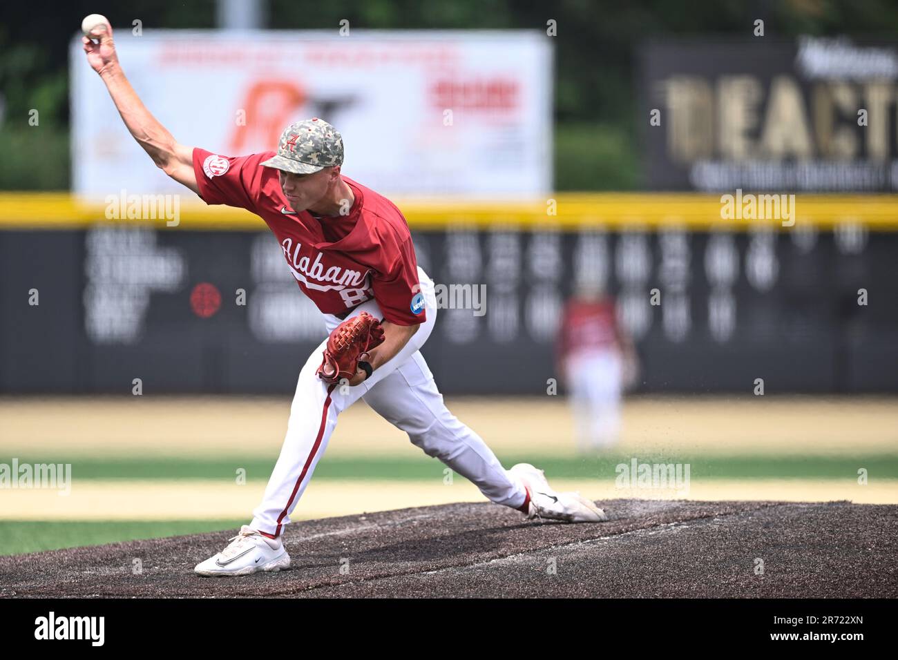 Alabama pitcher Hunter Hoopes (88) throws a pitch during the eighth ...