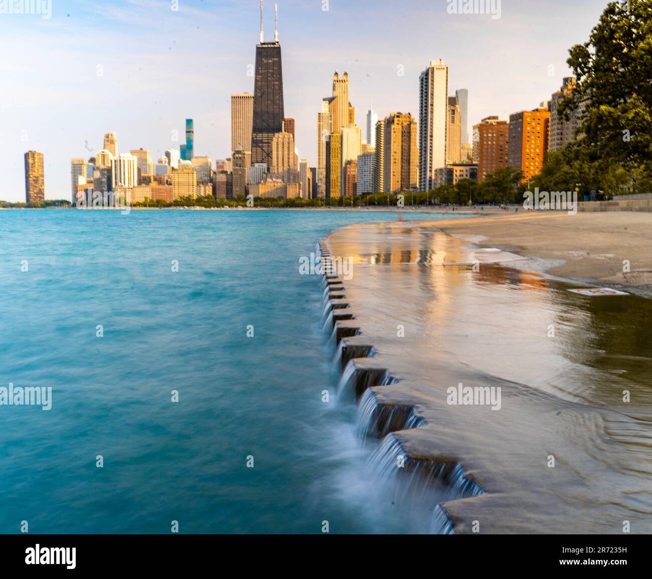 Aerial view sunlit chicago downtown hi-res stock photography and images ...