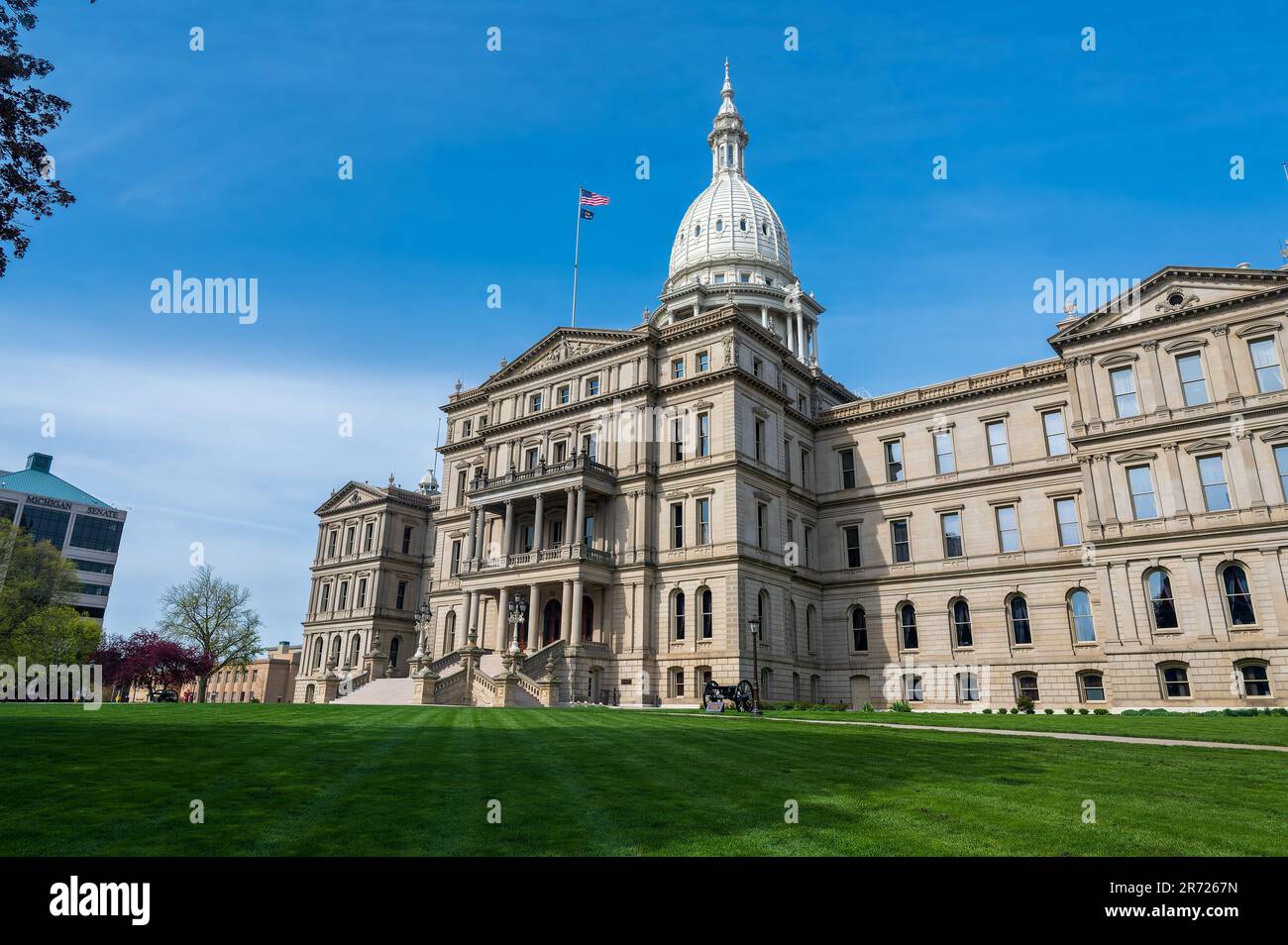 Lawn of the State of Michigan Capitol Building Stock Photo - Alamy