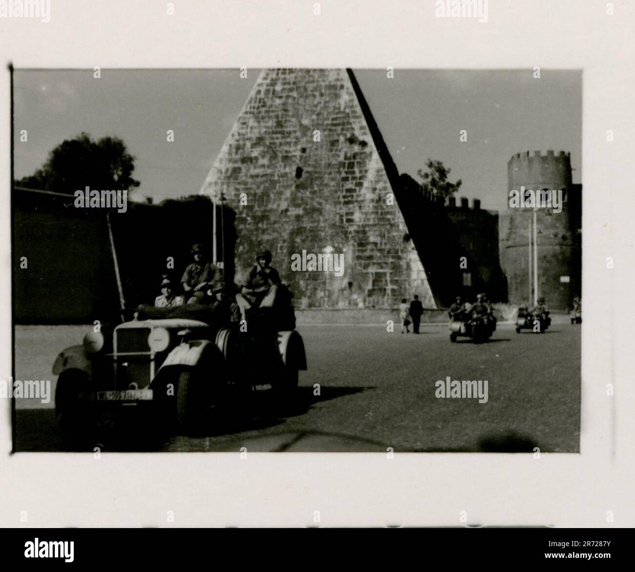 SS Photographer Büschel from the Leibstandarte Adolf Hitler in Russia ...