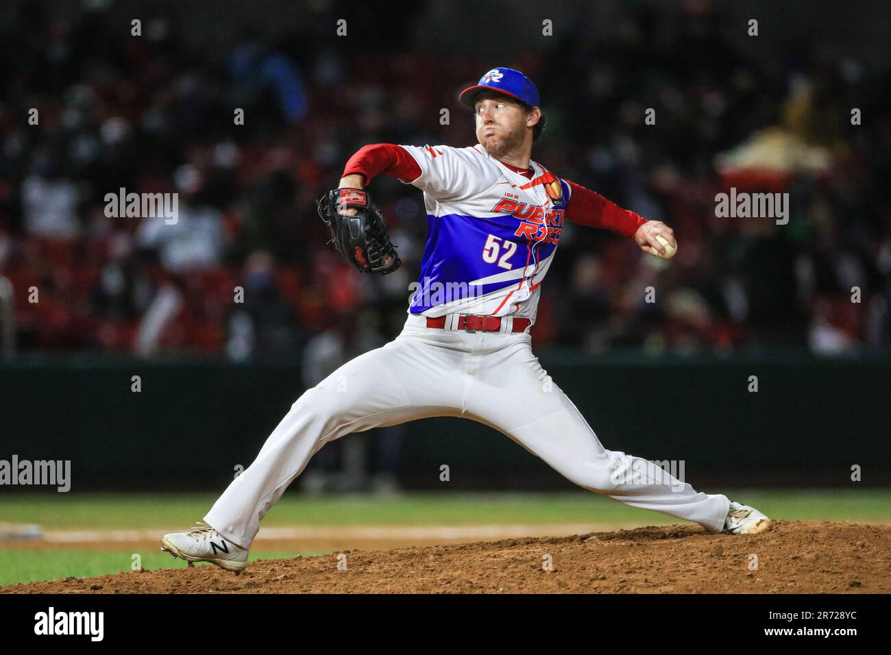 MAZATLAN, MEXICO - FEBRUARY 05: Zack Muckenhirn pitcher of Los Criollos ...