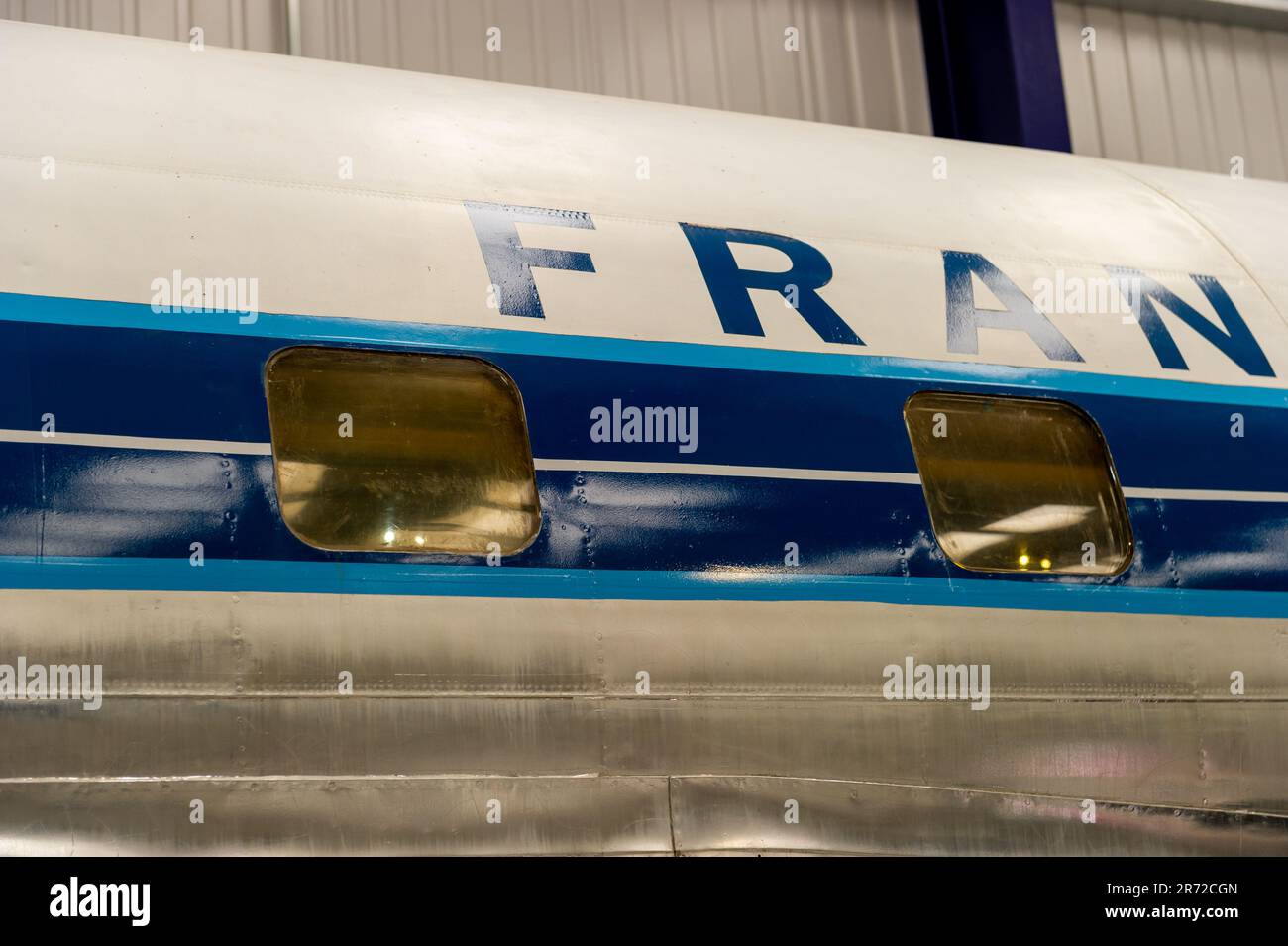 DH Comet 106 1A with square windows at the De Havilland Aircraft Museum ...