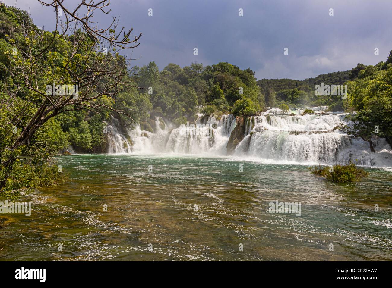 The flowing waters and magnificient Skradinski Buk waterfalls in Krka ...