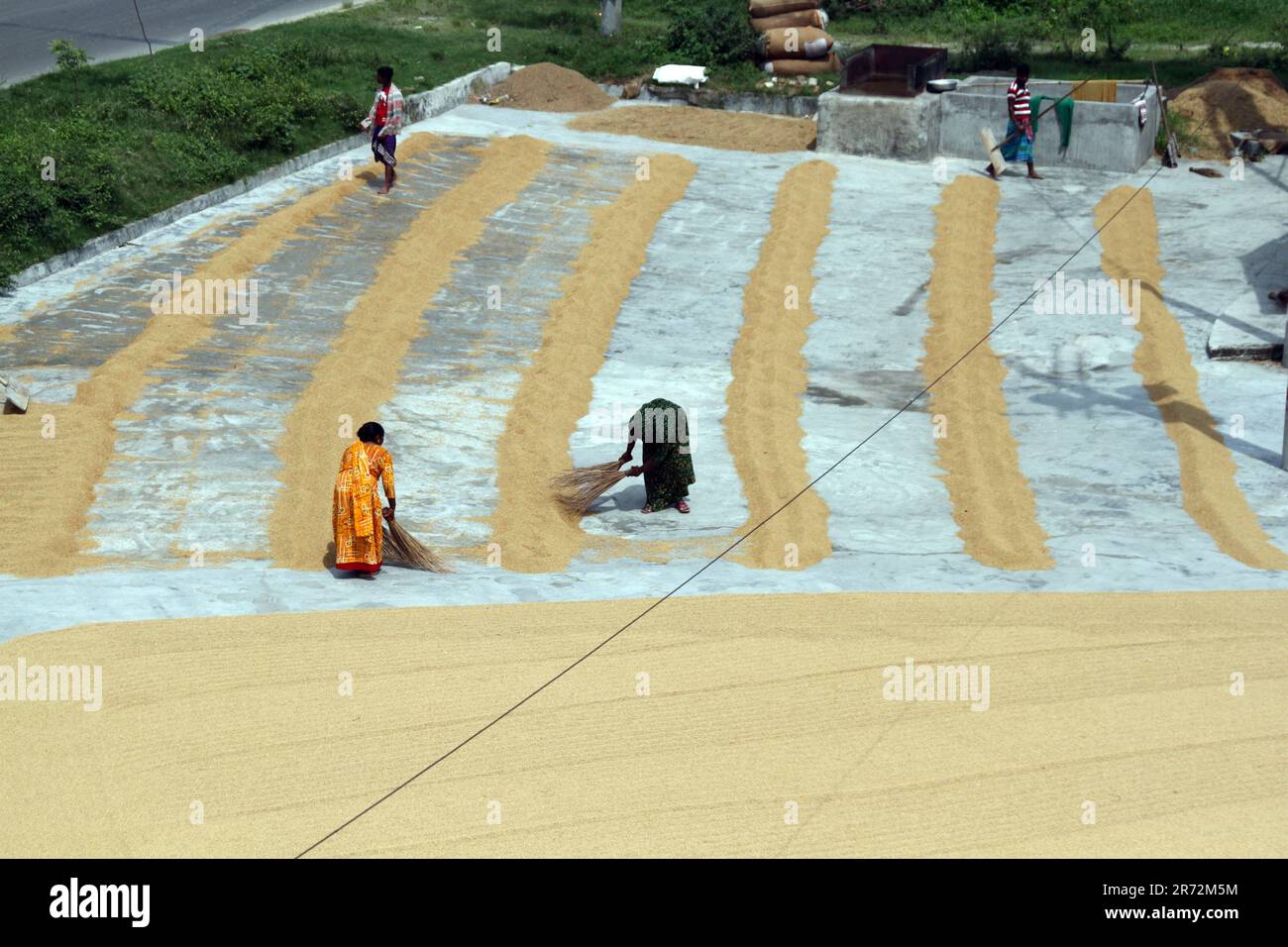 Munshiganj, Dhaka, Bangladesh. 29th Sep, 2022. Rice mill workers turn ...