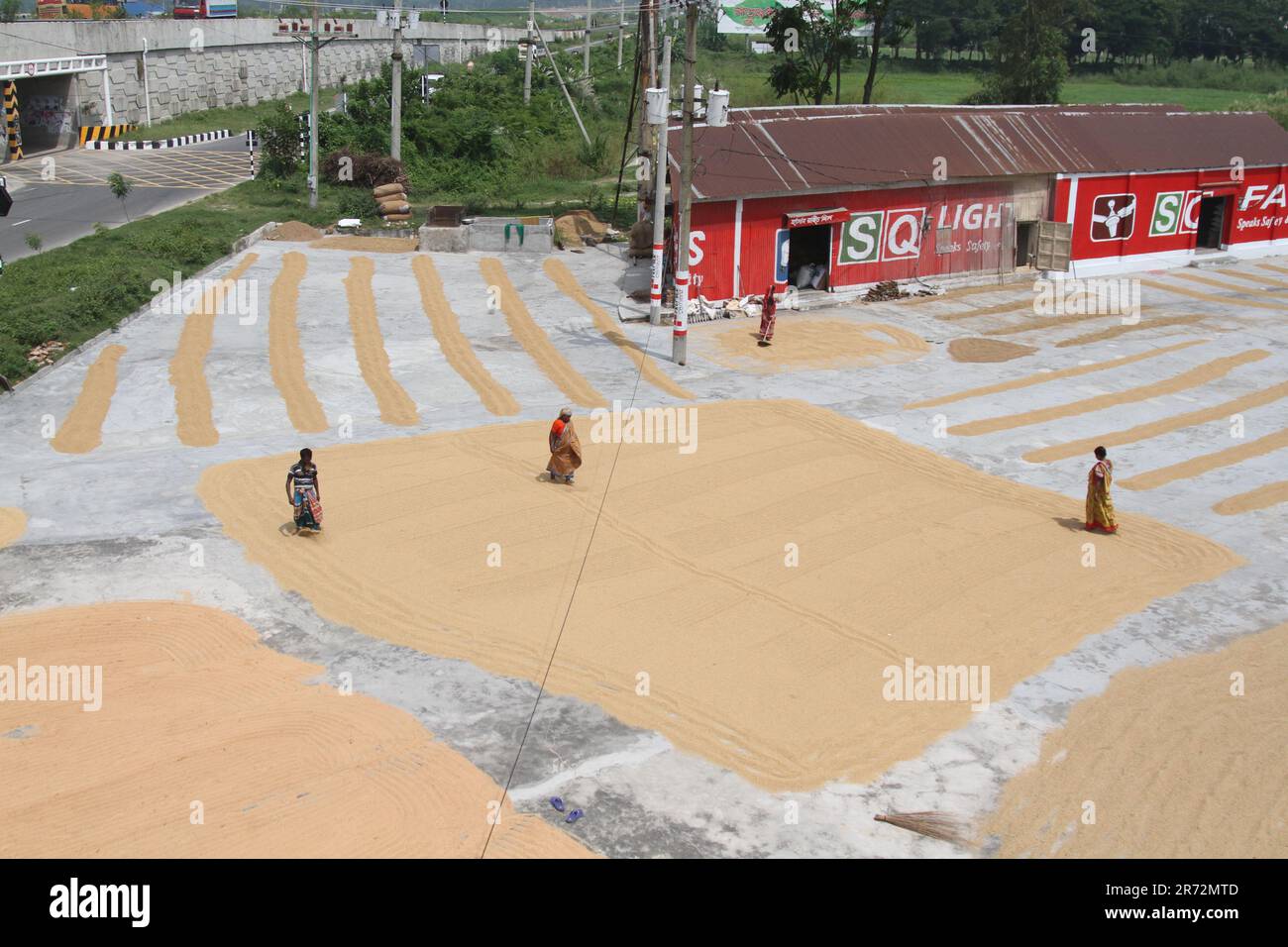 Munshiganj, Dhaka, Bangladesh. 29th Sep, 2022. Rice mill workers turn ...