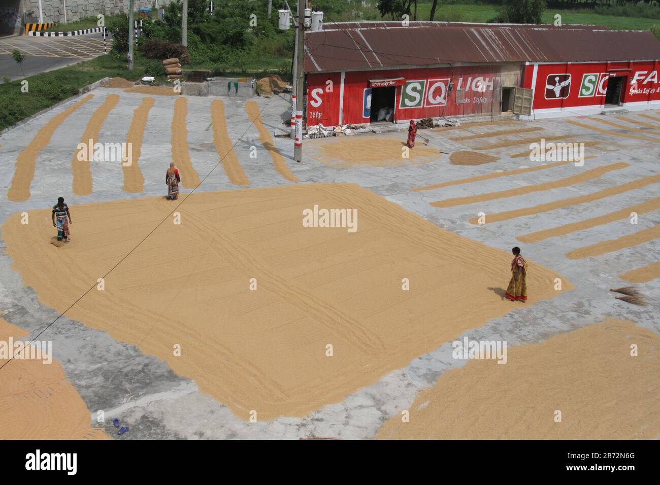 Munshiganj, Dhaka, Bangladesh. 29th Sep, 2022. Rice mill workers turn ...