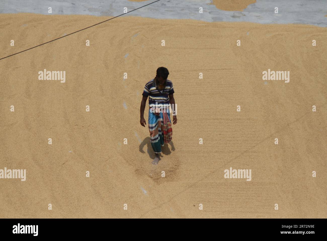 Munshiganj, Dhaka, Bangladesh. 29th Sep, 2022. Rice mill workers turn ...