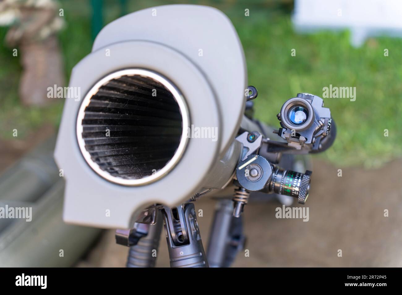 Shoulder-launched hand-held anti-tank missile launcher Stock Photo - Alamy