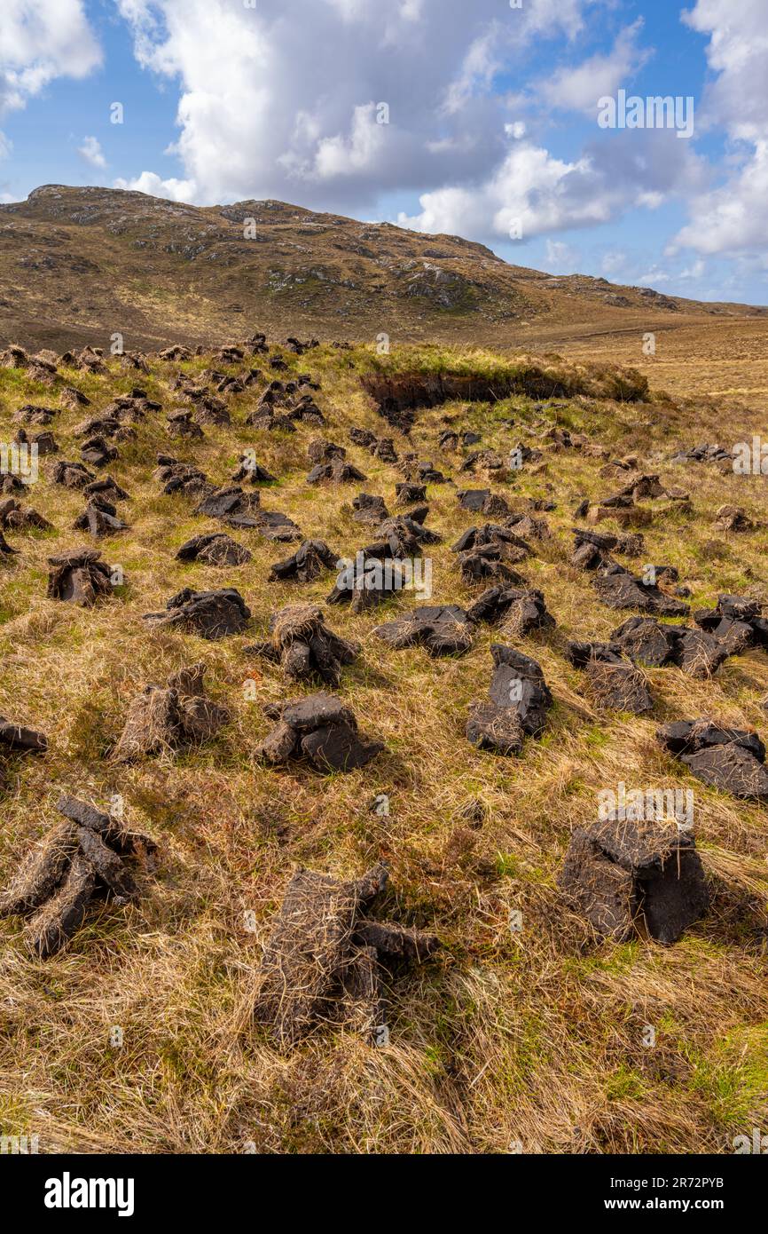 Peat cutting for fuel on the Isle of Lewis Stock Photo - Alamy