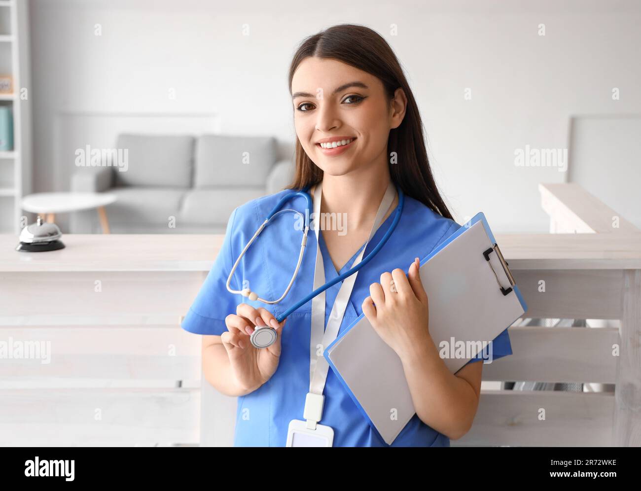 Female medical intern with clipboard at hospital Stock Photo - Alamy