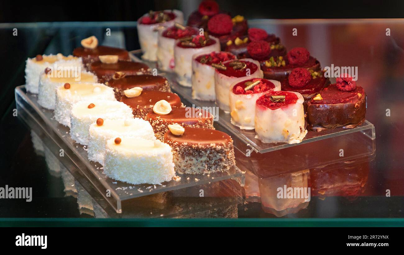 Cake decoration shelf hi-res stock photography and images - Alamy