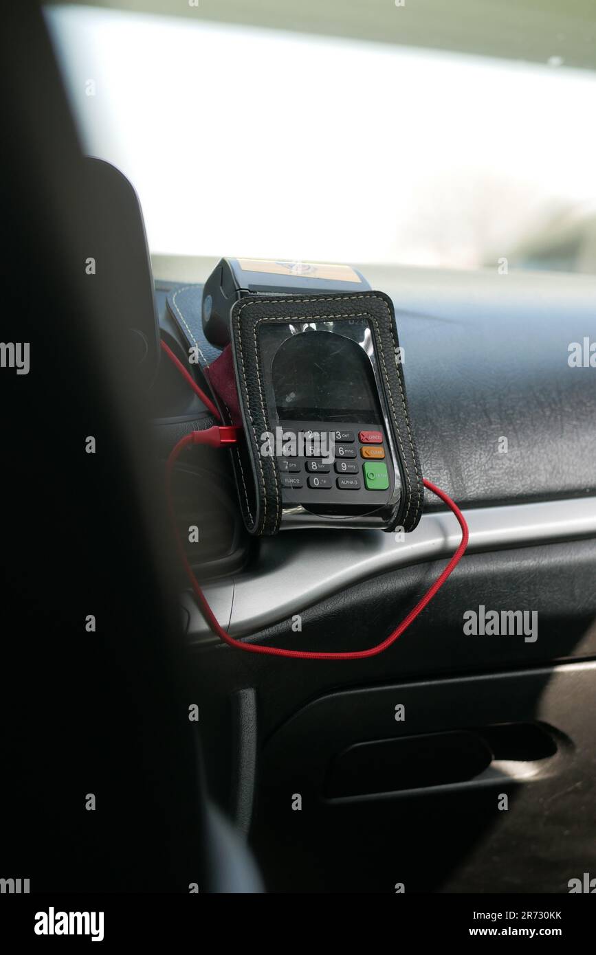 Pos machine on yellow taxi hi-res stock photography and images - Alamy