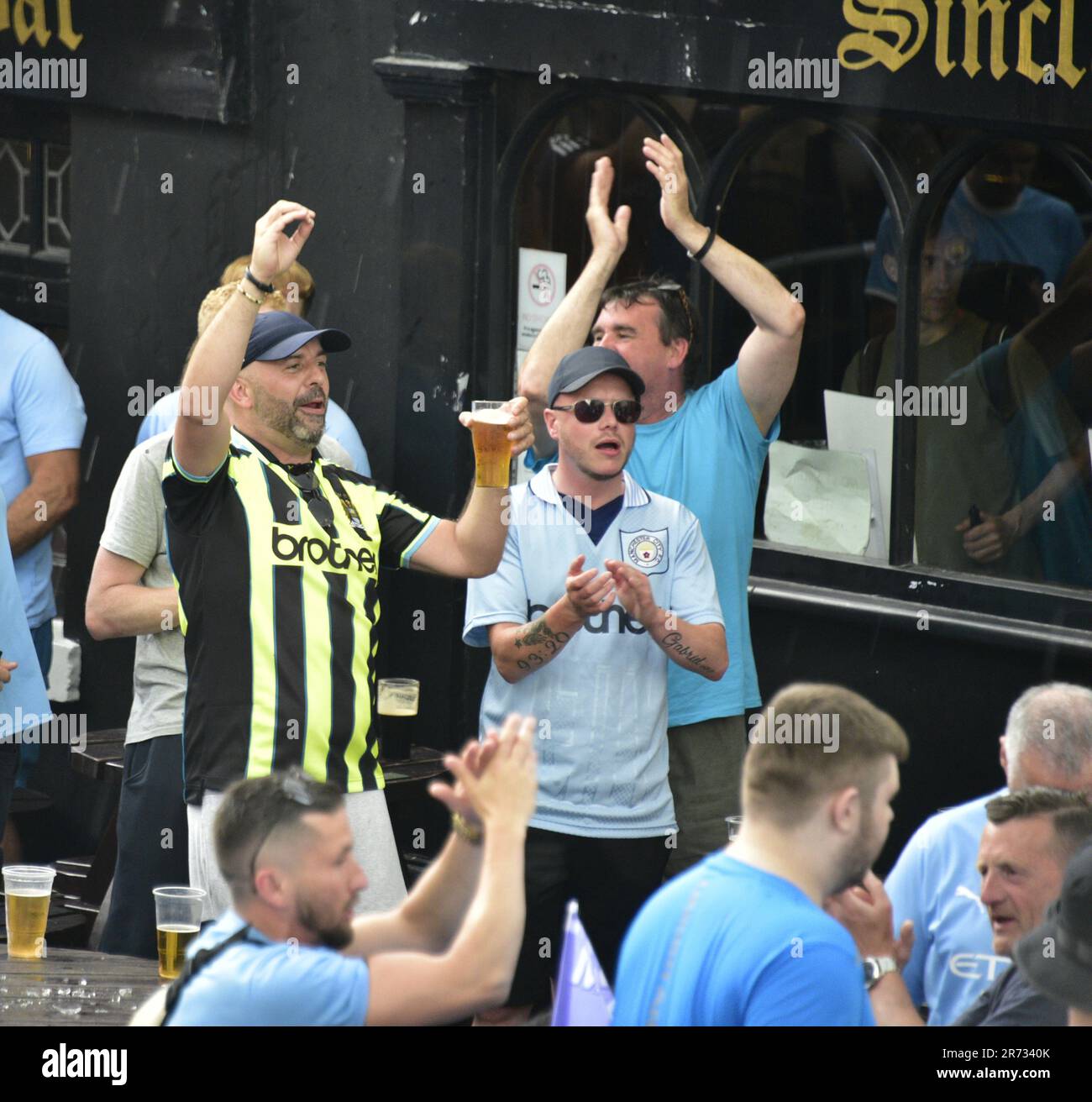 Manchester, UK. 12th June, 2023. Fans enjoy a drink as they wait as ...