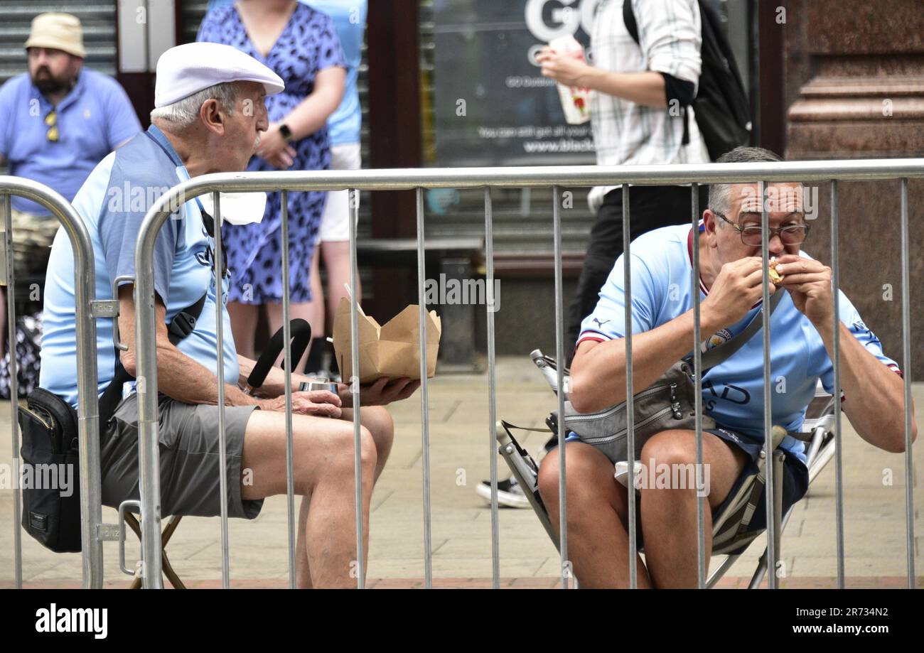 Manchester, UK. 12th June, 2023. Fans enjoy a snack as they wait as ...