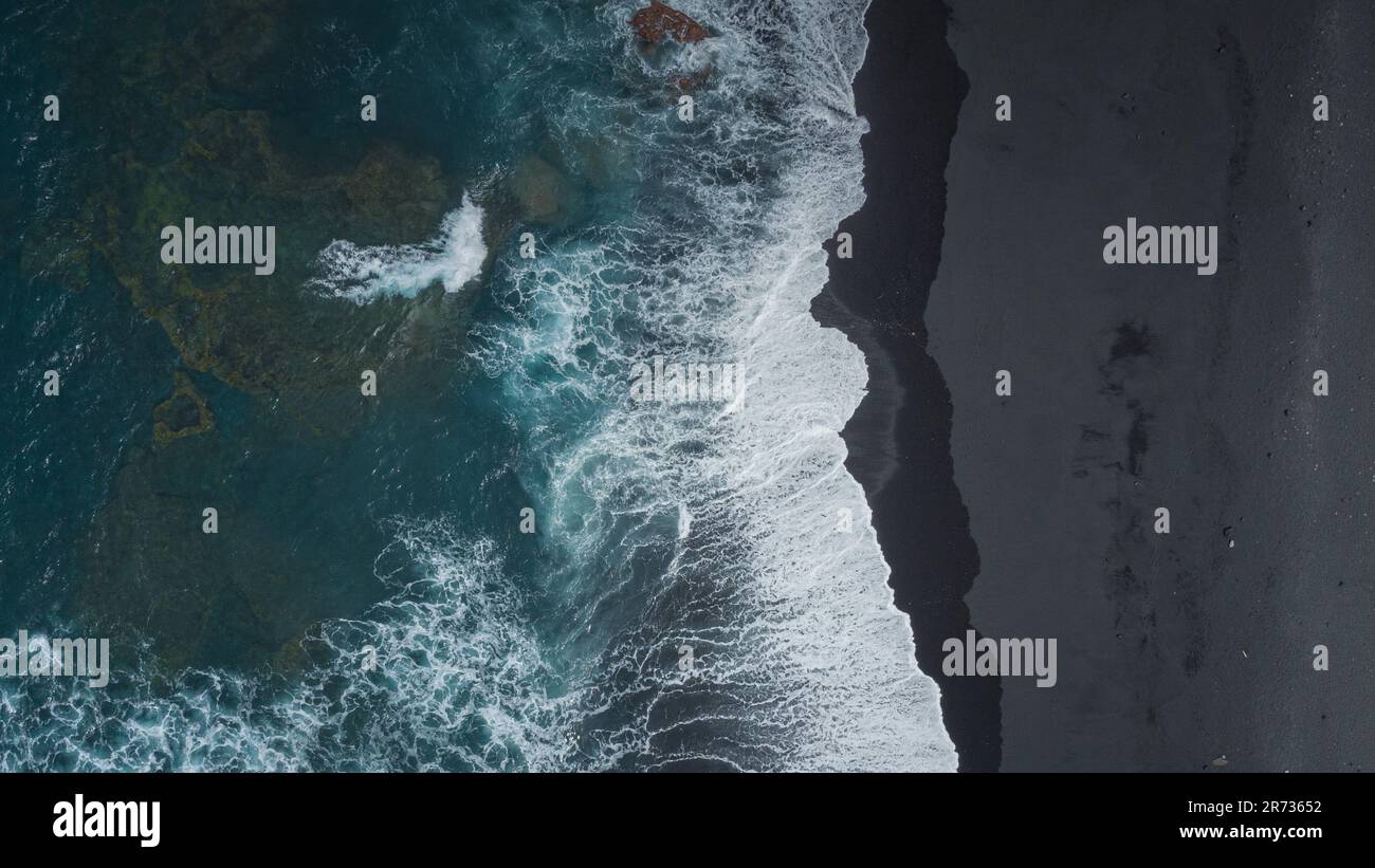 Beach ocean waves from above hi-res stock photography and images - Alamy