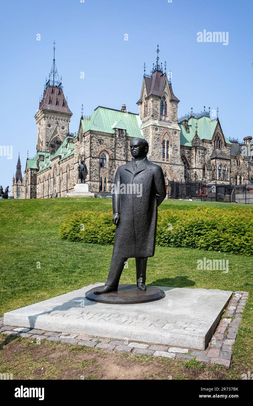 Statue of prime Minister Mackenzie King in front of the East block of ...