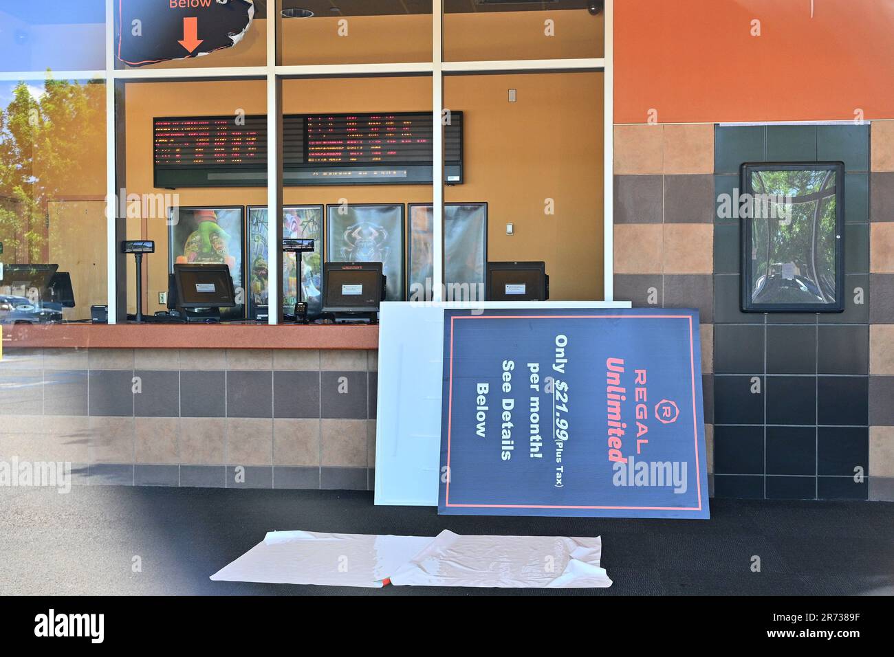 Permanently closed cinema hi-res stock photography and images - Alamy