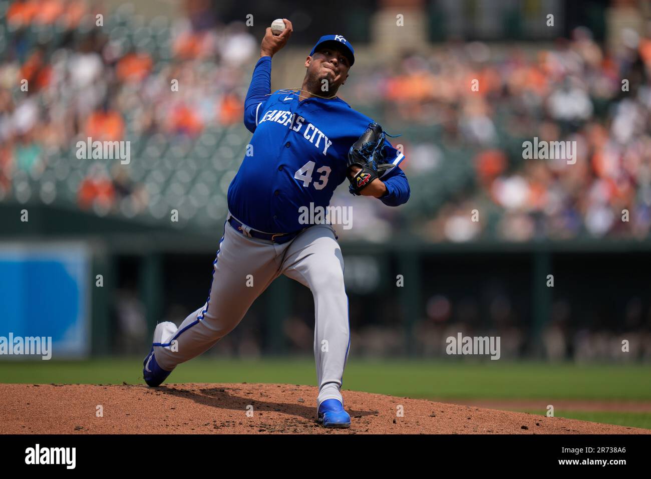 Kansas City Royals starting pitcher Carlos Hernandez throws against the ...