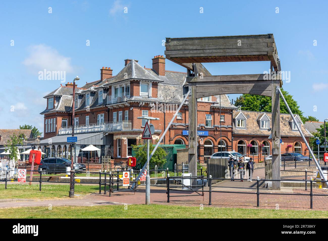 Oulton broad swingbridge hi-res stock photography and images - Alamy