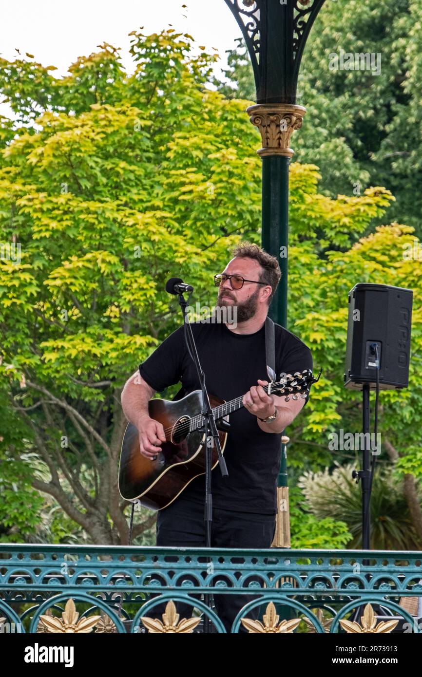 Singer guitarist ben hi-res stock photography and images - Alamy