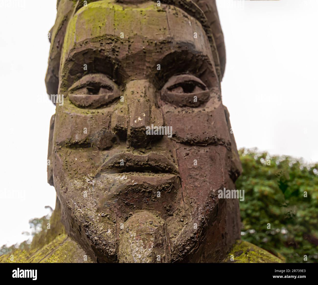 Brown wooden statue hi-res stock photography and images - Alamy