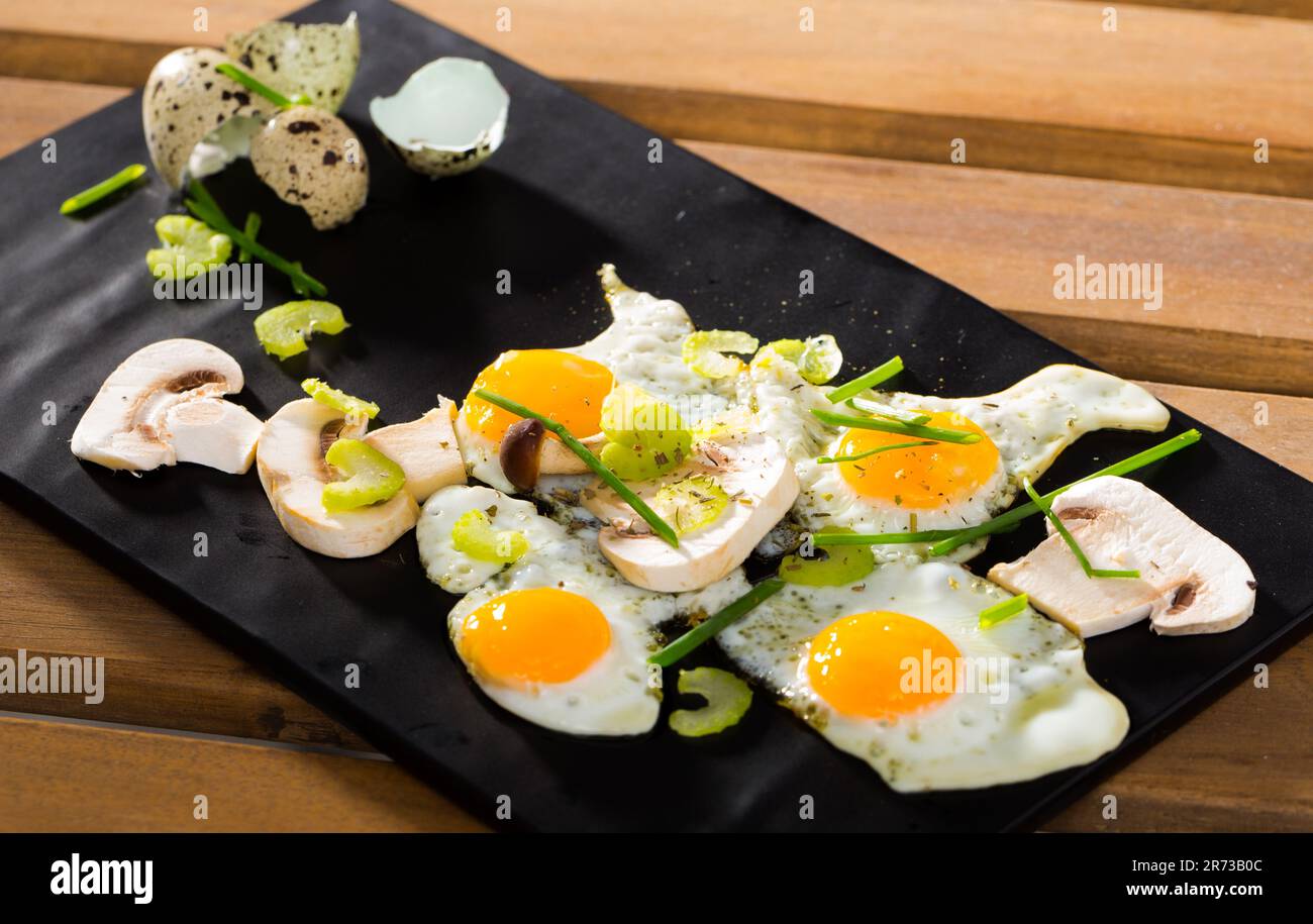 Board fried raw quail hi-res stock photography and images - Alamy
