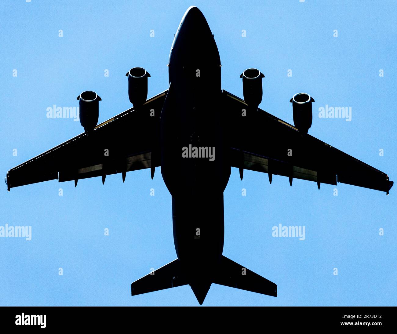 The massive cargo plane flying overhead Stock Photo - Alamy