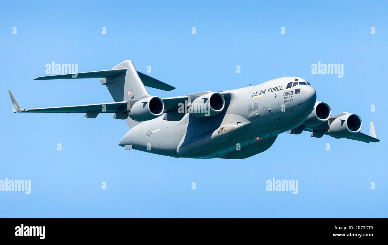 The massive cargo plane flying overhead Stock Photo - Alamy