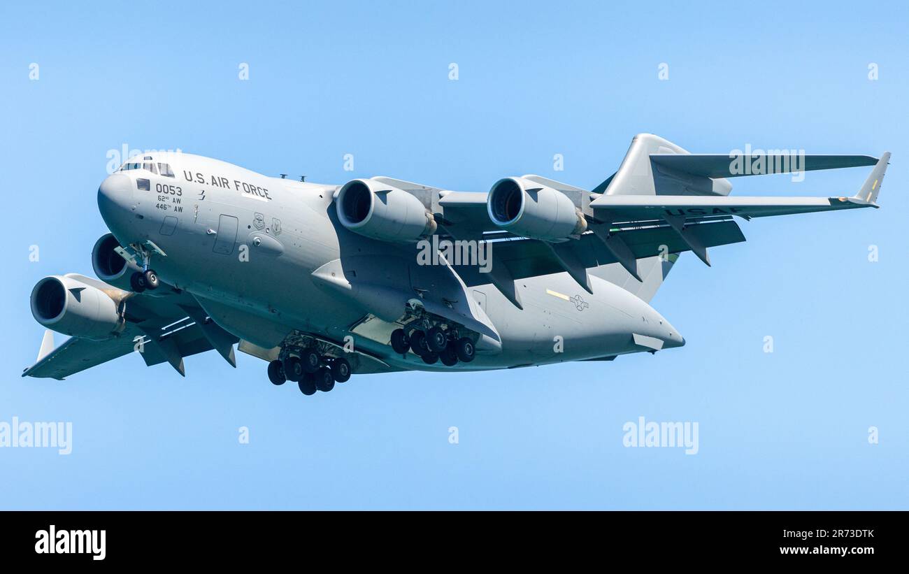 The massive cargo plane flying overhead Stock Photo - Alamy