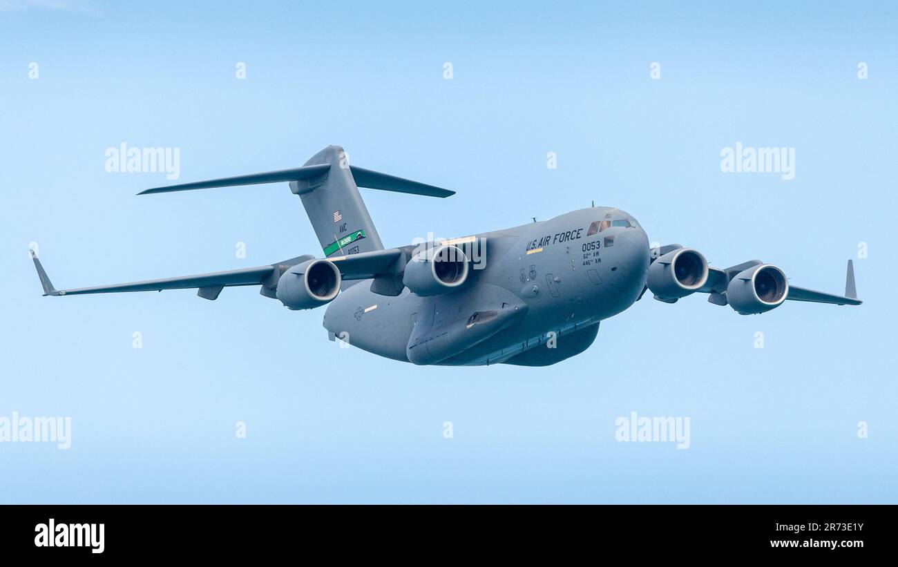 The massive cargo plane flying overhead Stock Photo - Alamy