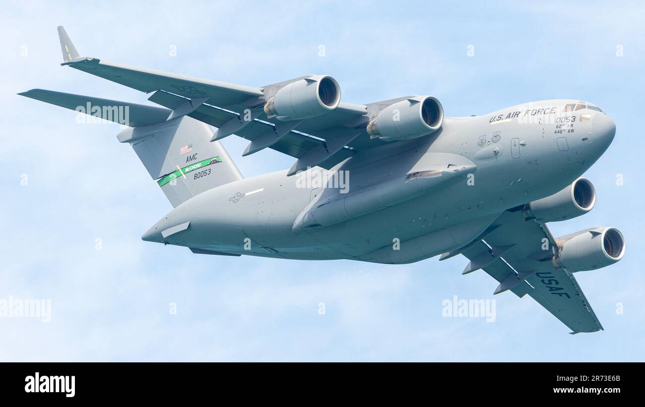 The massive cargo plane flying overhead Stock Photo - Alamy