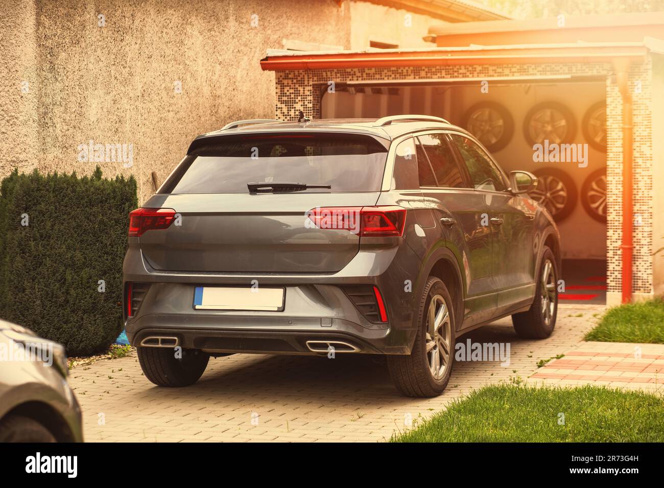 Car parked outside a large house hi-res stock photography and images ...